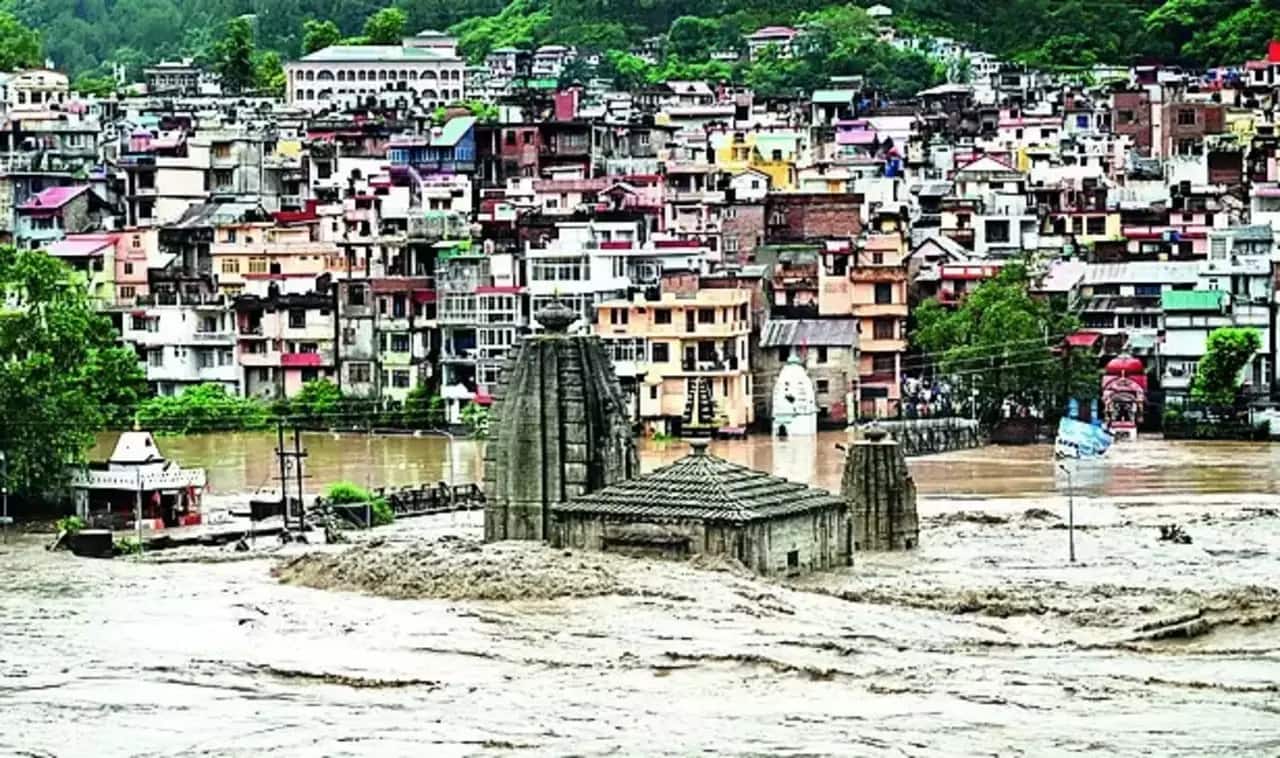 Watch EXCLUSIVE video of cloudburst from Solan | Zee News