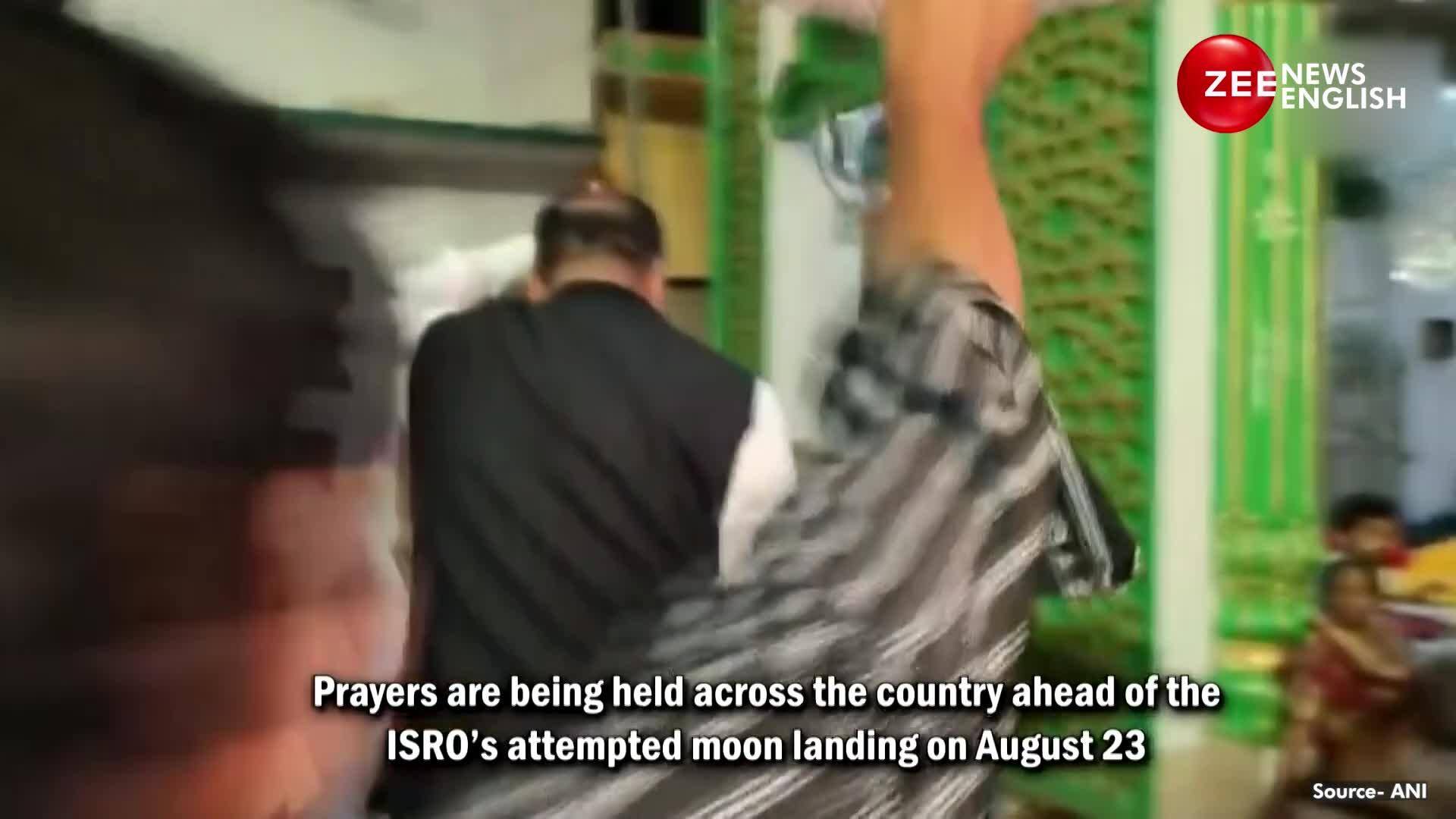 UP: BJP leader Mohsin Raza prays for success of Chandrayaan-3 in Lucknow | Zee News