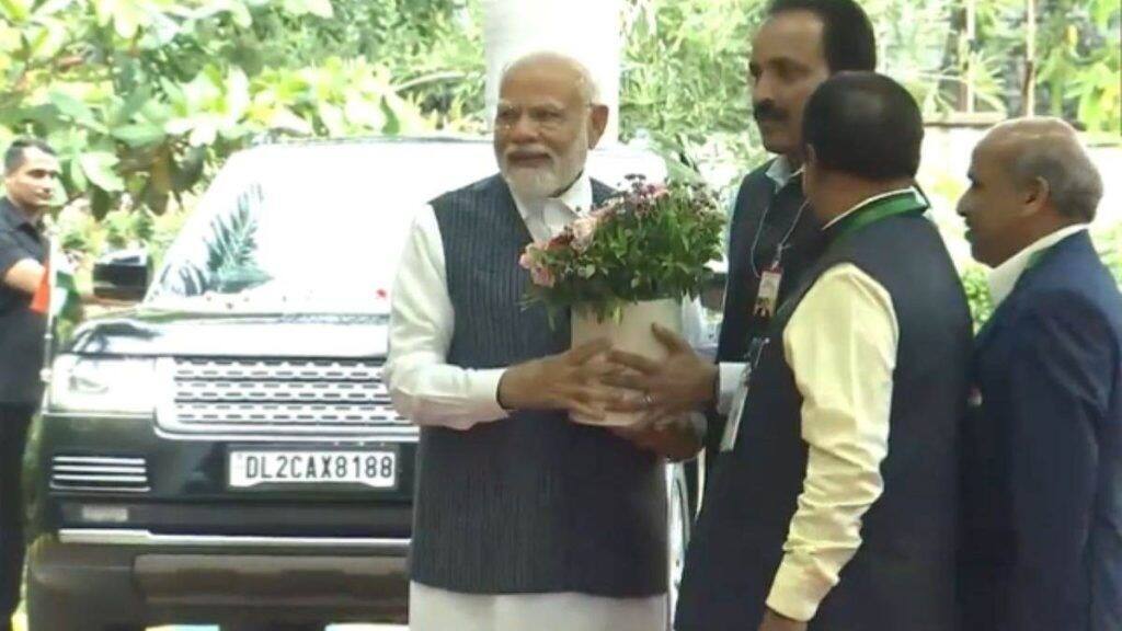 PM Modi received grand welcome at ISRO Command Center | Zee News