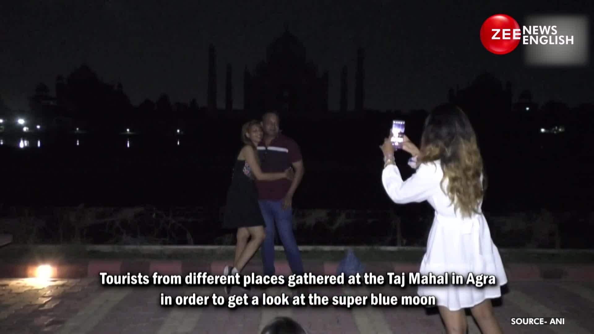 Tourists relish the sight of super blue moon in front of the Taj Mahal ...