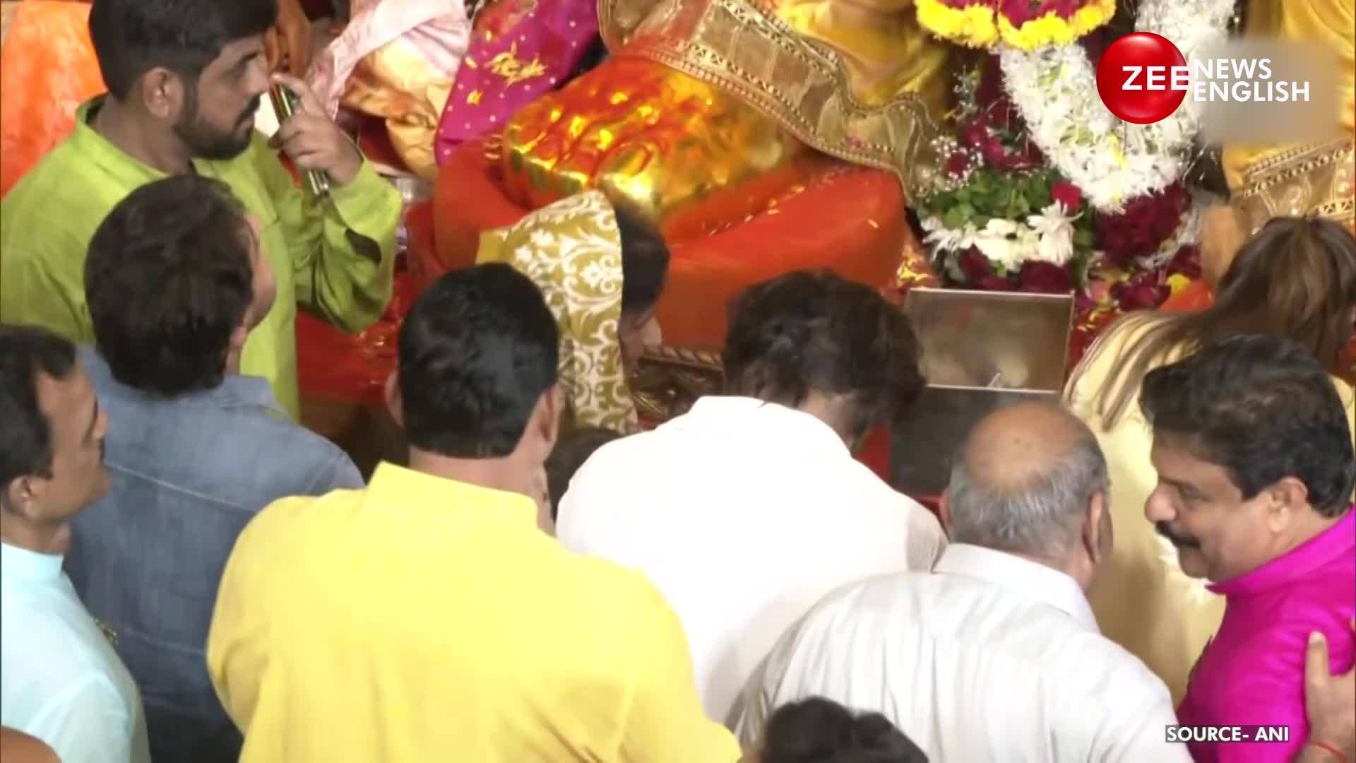 Mumbai: Bollywood Superstar Shah Rukh Khan seeks blessings at Lalbaugcha Raja | Zee News