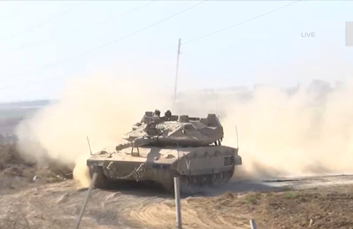 Israeli army's tanks stepping closer to Gaza | Zee News
