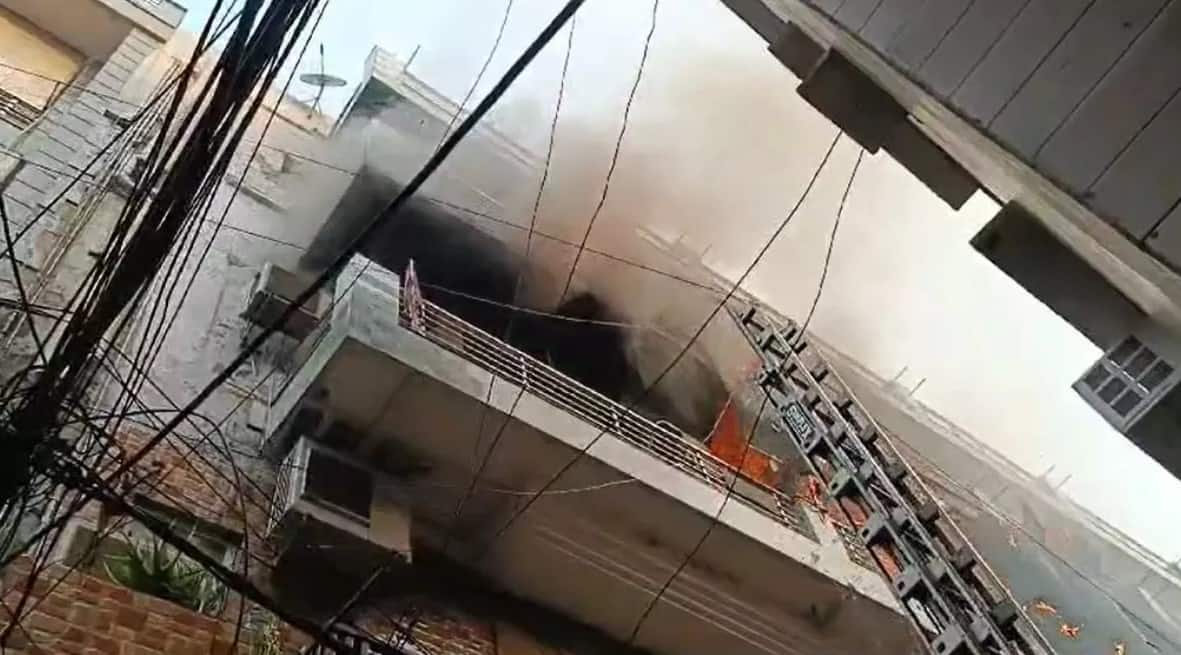 Massive fire broke out in the building due to gas cylinder explosion ...