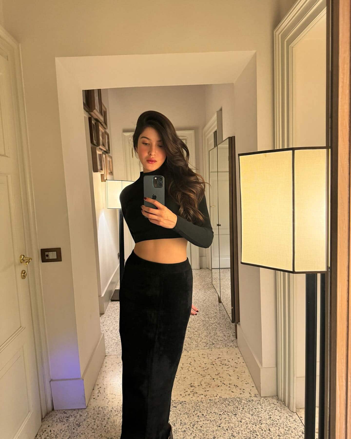 Bollywood Beauties And Their Love For Hot Mirror Selfies: Janhvi Kapoor ...