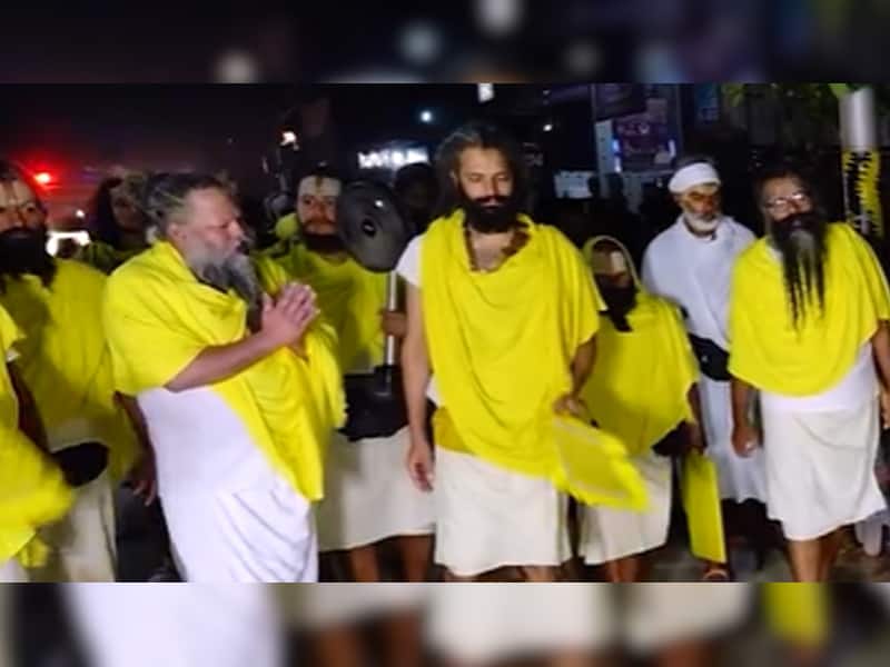 Meet Army Officer Who Left His Career In 2017 To Become Premanand Ji ...