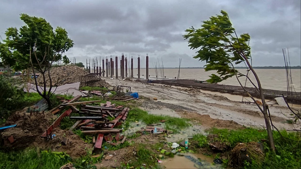 Cyclone Dana: People Pay Money To Charge Mobile Phones In Odisha's ...