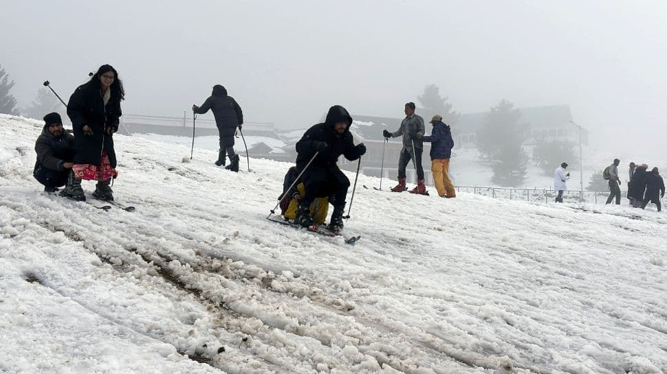 Winter Arrives In Kashmir As Season's First Snowfall Blankets Gulmarg ...