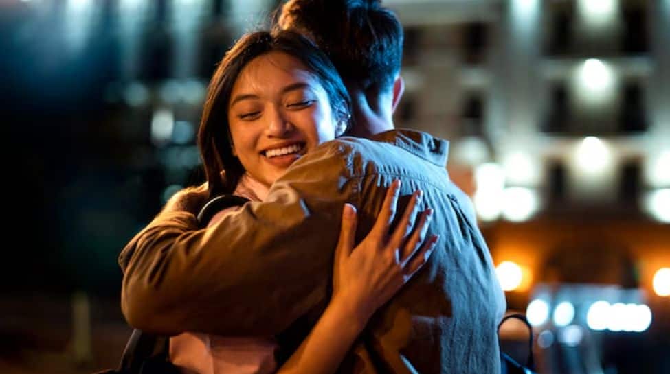 10 Obvious Signs A Woman Is Falling In Love With You | News | Zee News