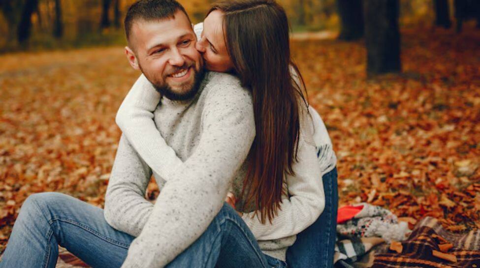 10 Obvious Signs A Woman Is Falling In Love With You | News | Zee News