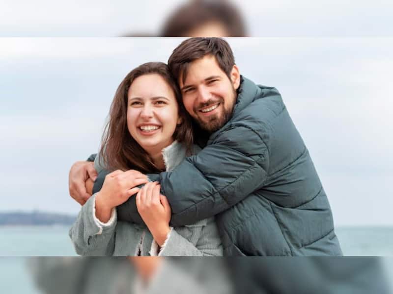 10 Obvious Signs A Woman Is Falling In Love With You | News | Zee News