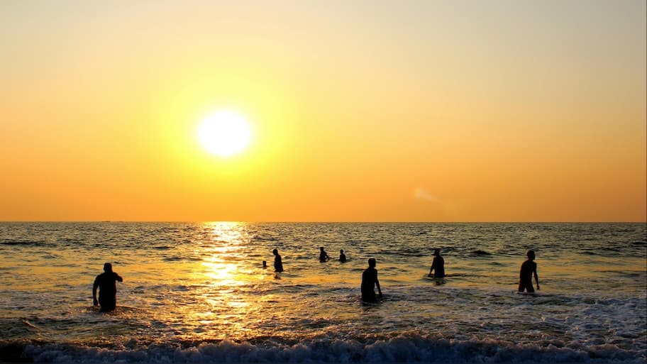 1 Dead, 20 Rescued As Tourist Boat Capsizes Off Calangute Beach In Goa ...