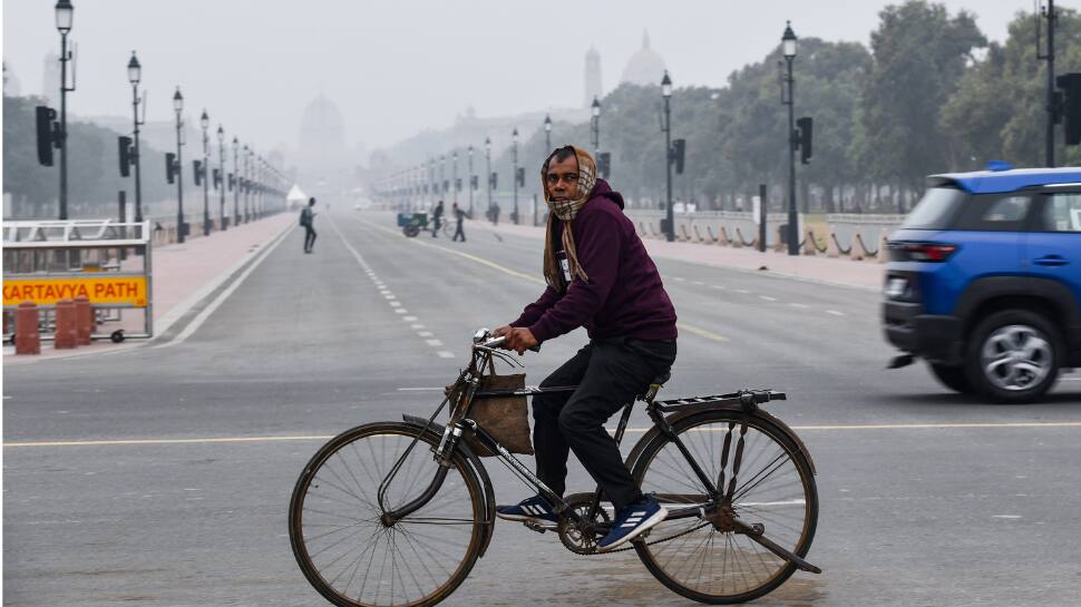 Weather Update: Dense Fog Envelops Delhi, Temperature Drops To 7.4 ...