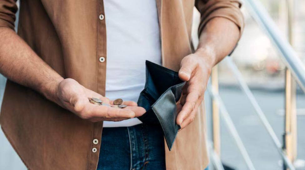 Avoid Keeping THESE 5 Things In Your Wallet Or Risk Financial Troubles! | Lifestyle News | Zee News