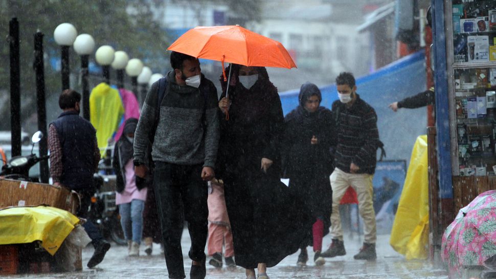 Heavy Rain And Snowfall Expected In Kashmir; IMD Issues Orange Alert ...
