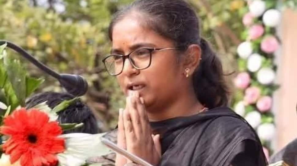 Meet Vaishnavi Deshmukh, Daughter of Slain Beed Sarpanch, Who Scored 85 ...