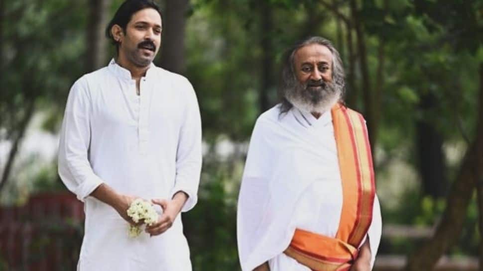 Vikrant Massey Visits Sri Sri Ravi Shankar's Art Of Living Ashram To ...