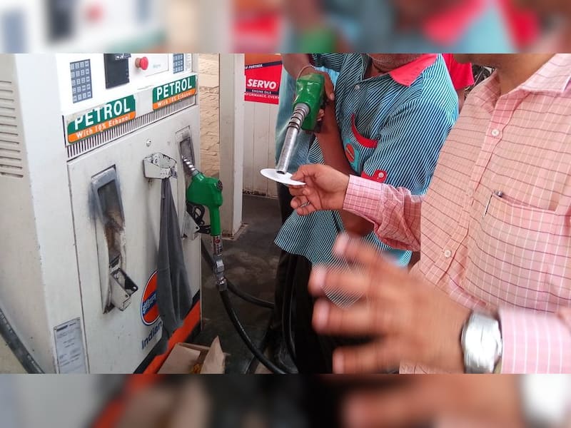 Petrol Pump: How To Identify Real And Fake Petrol - Simple TRICK To ...