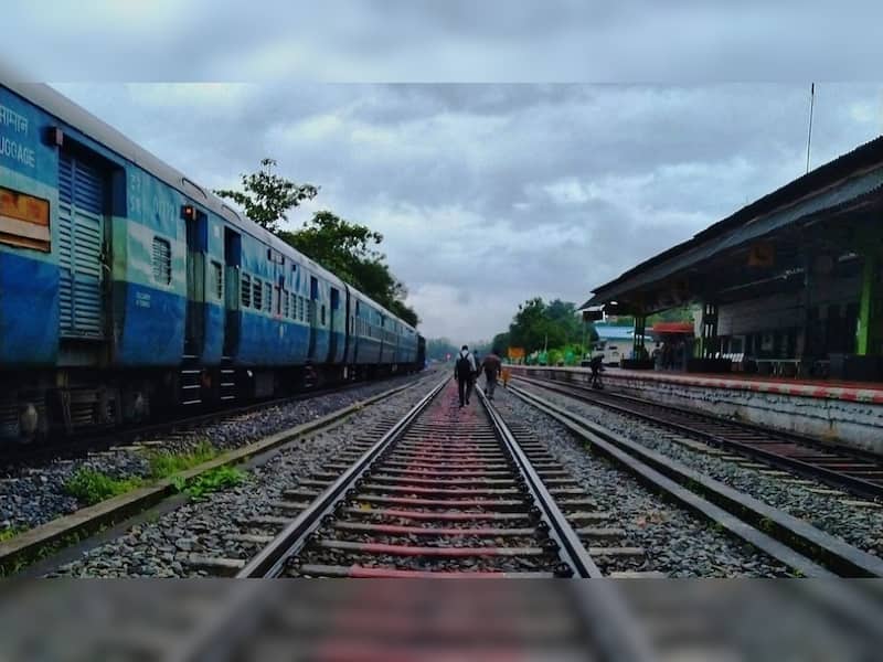 Meet Super Vasuki: India's longest Train With 6 Engines, 295 Coaches ...