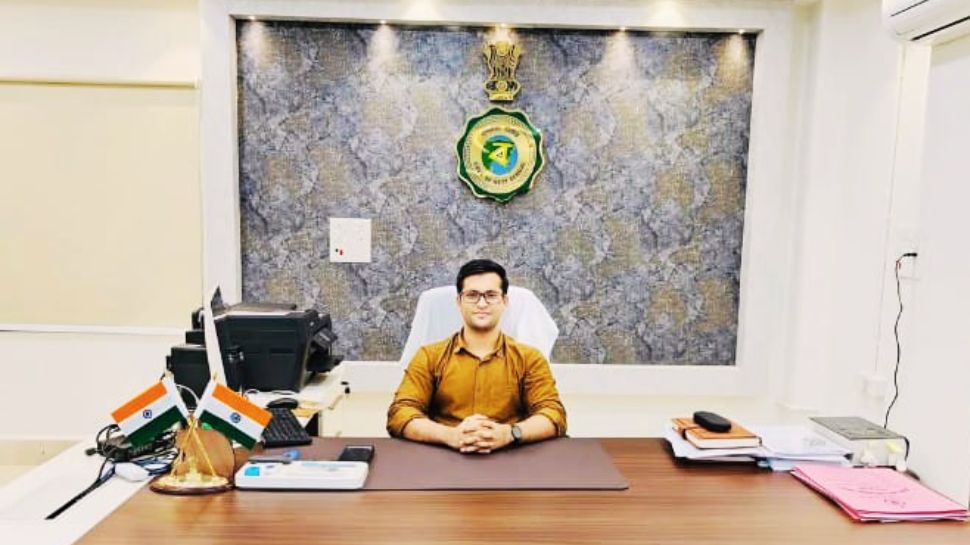 Meet India’s Youngest IAS Officer: Son of An Autorickshaw Driver, His ...