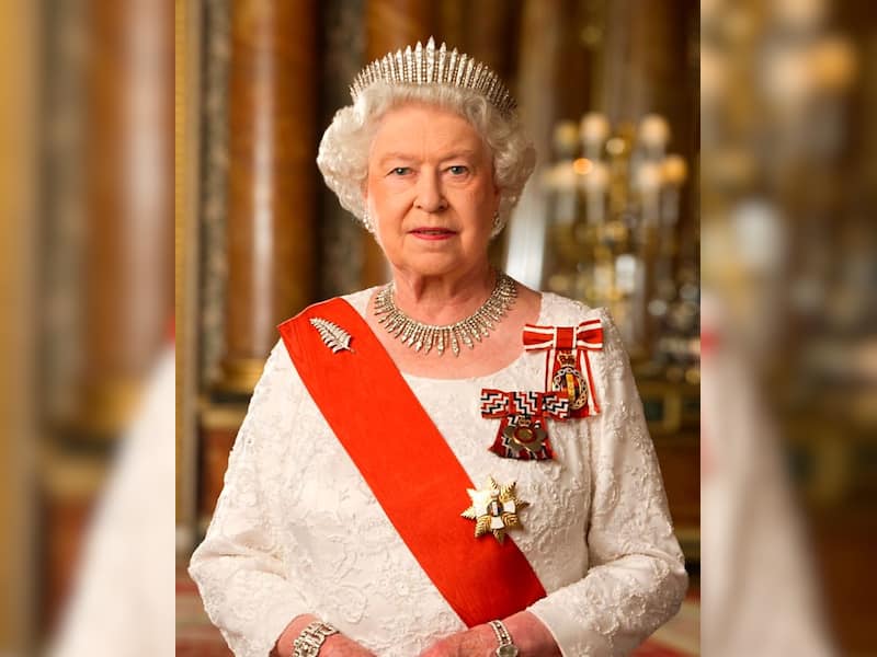 Inside Queen Elizabeth II’s Wardrobe: 200 Iconic Royal Outfits You Can ...