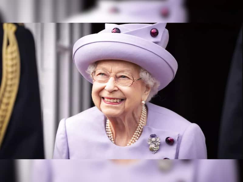 Inside Queen Elizabeth II’s Wardrobe: 200 Iconic Royal Outfits You Can ...