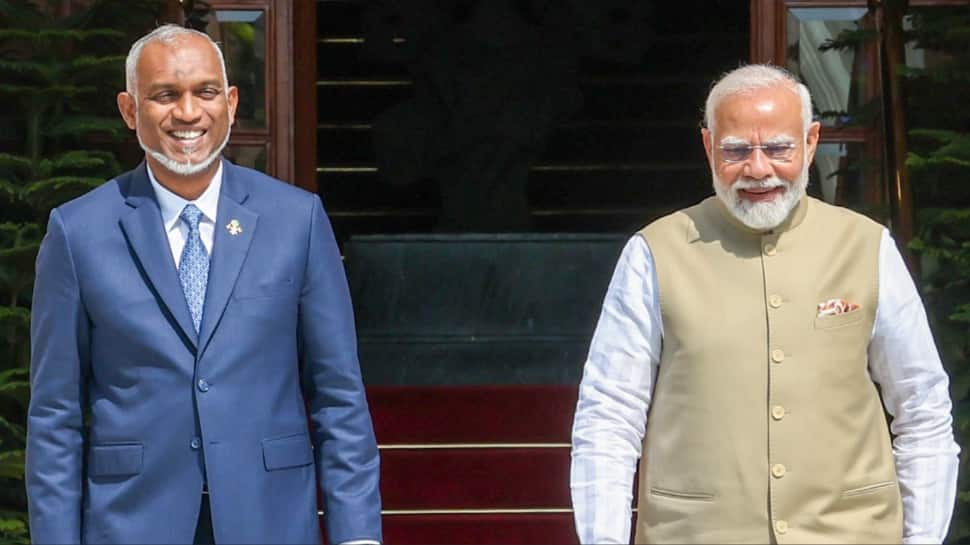 PM Modi Arrives In Maldives For State Visit, Greets President Muizzu ...
