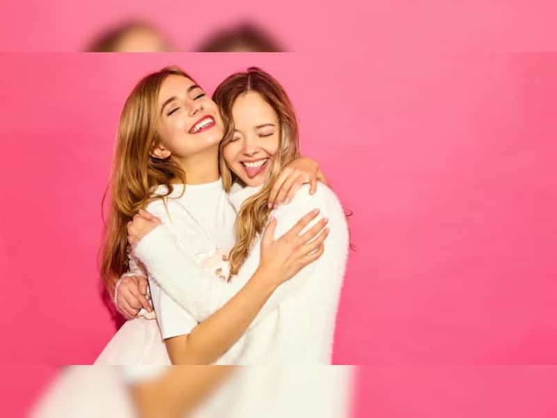 From Candid Laughter To Iconic Twinning: 8 Friendship Day 2025 Poses ...