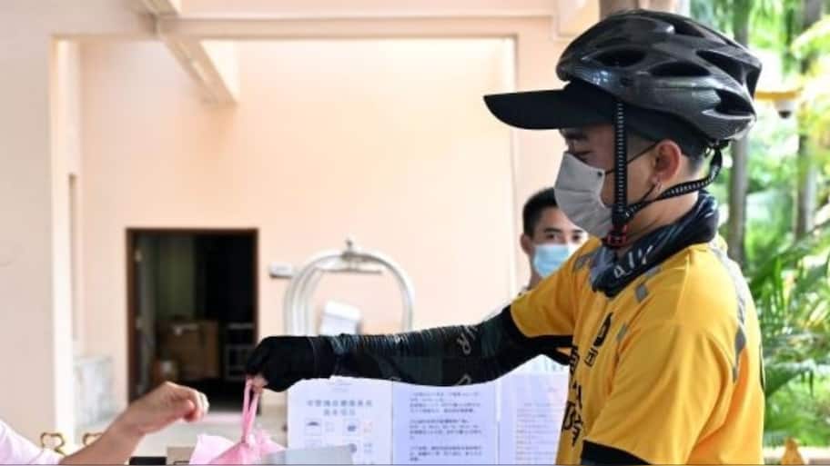China: Delivery Man Hailed A Hero For Saving Trapped Woman With A Blood ...
