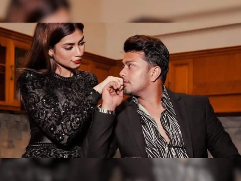 Bigg Boss 19: Awez Darbar Proposes To Nagma Mirajkar On Salman Khan’s ...