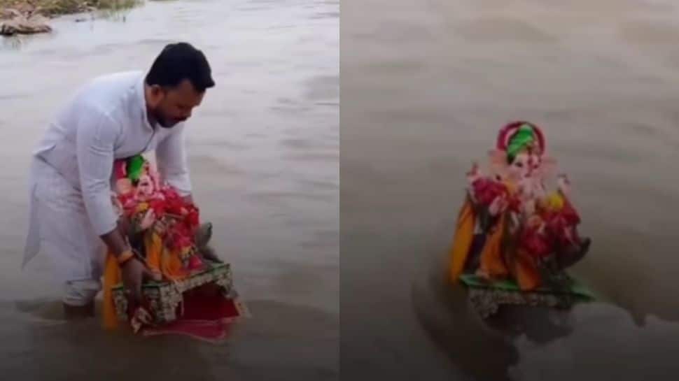 Ganesh Idol Stands Upright During Visarjan; Netizens React: 'Bappa Don ...