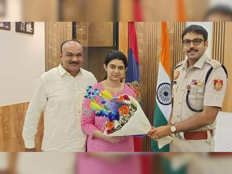 Meet Rupal Rana: IAS Officer Who Lost Mother At Young Age, Overcame ...