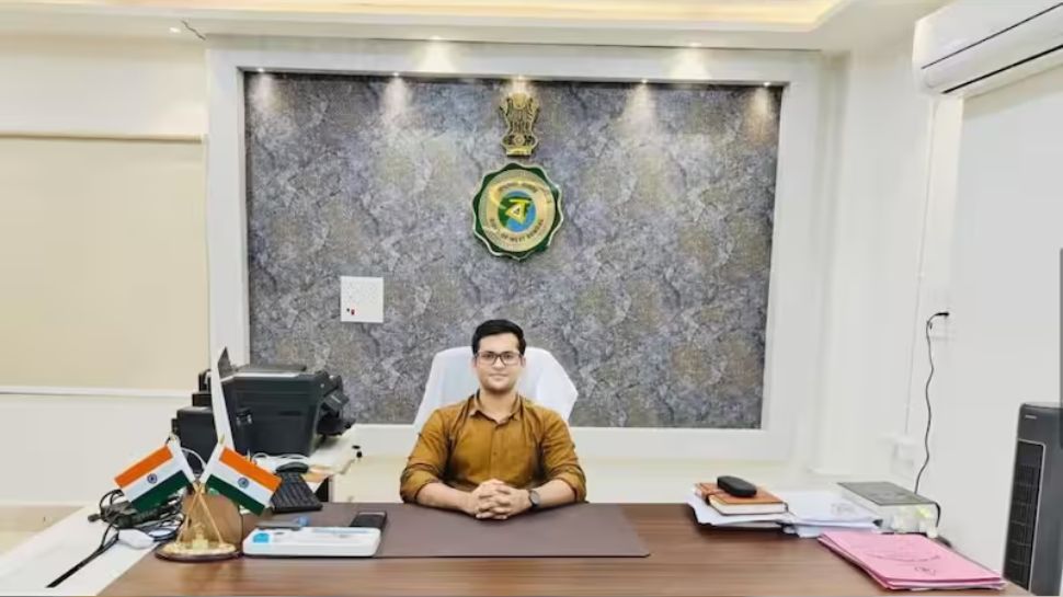 Meet Ansar Shaikh: India’s Youngest IAS, Son Of An Autorickshaw Driver ...