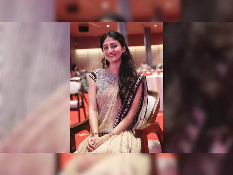 Meet Woman IAS Officer: Cracked UPSC At Age Of 24, Gave Up Use Of Phone ...