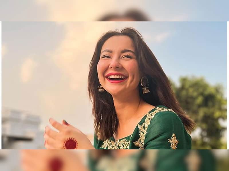 Pakistani Actresses Who Are Earning In Crores: Hania Aamir, Mahira Khan ...