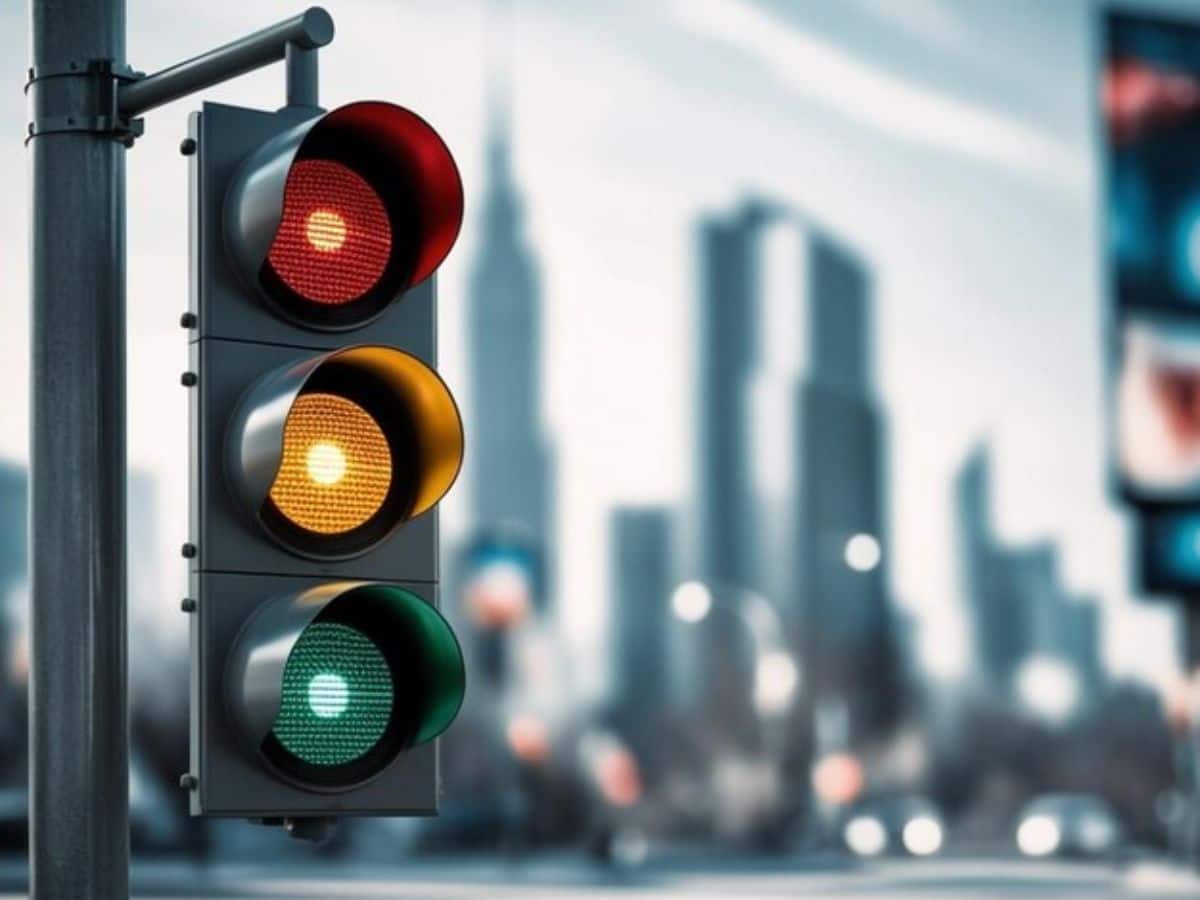 Why Traffic Lights Use Only Red, Yellow And Green Colours - Here’s The ...