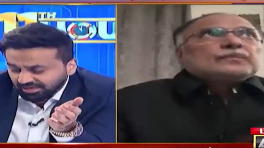 'Band Karo!': Mysterious Stranger Crashes Live Interview Of Pakistani ...