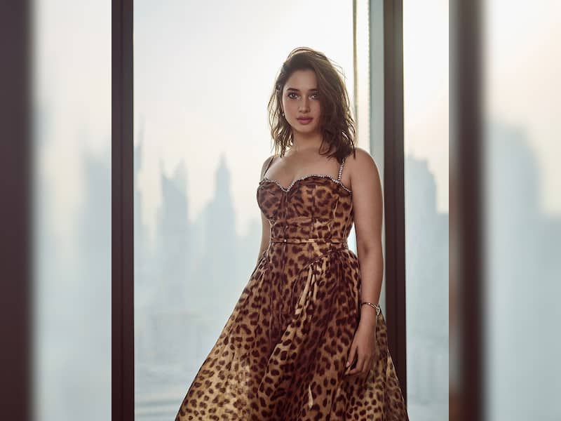 New Year 2026 Celeb-Style Outfit Ideas: Janhvi Kapoor's Smouldering Miu ...