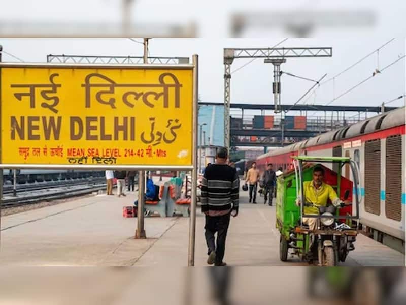 Yellow, red, or blue? What the colour of a railway station board is ...