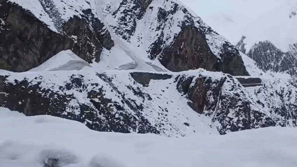 Snowfall, avalanches grip Zojila Pass and Gurez Valley; schools shut ...