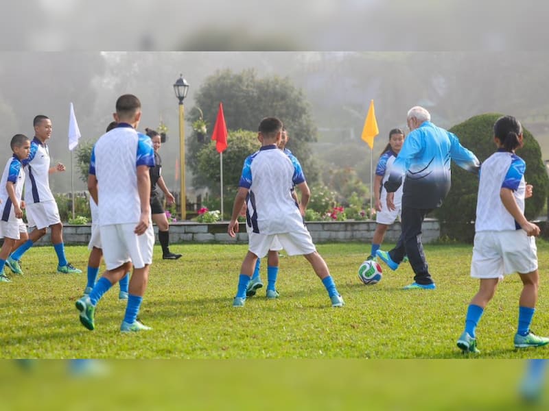 Football, fun and smiles! PM Modi's candid moments with youngsters go ...