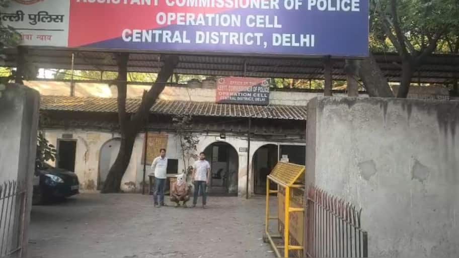Delhi Police nabs habitual snatcher, recovers stolen iPhone 14 Pro ...