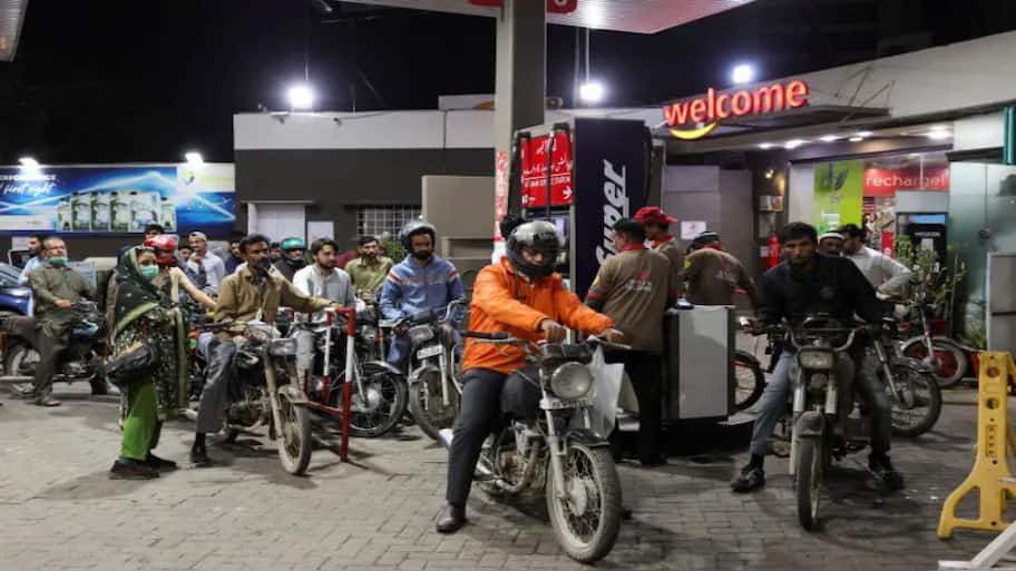 Money or oil: Is Pakistan breaking away from Gulf despite IMF warning ...