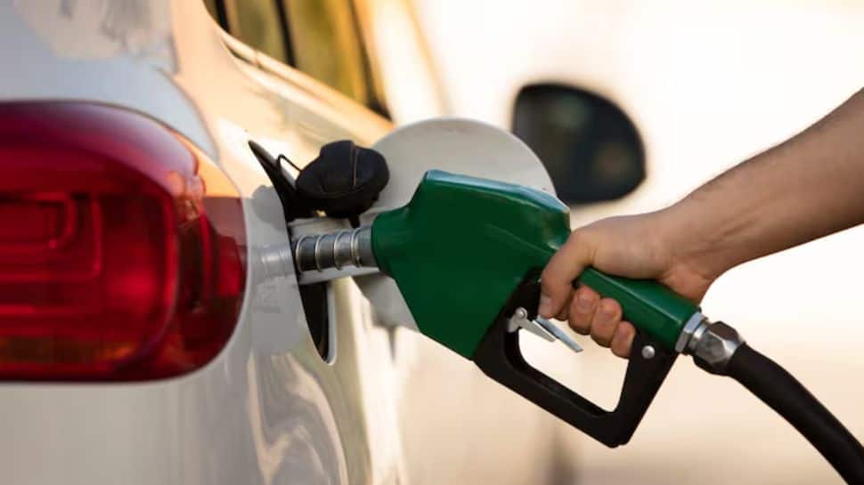 Day or Night: When is the best time to fill your car's fuel tank? Myth ...