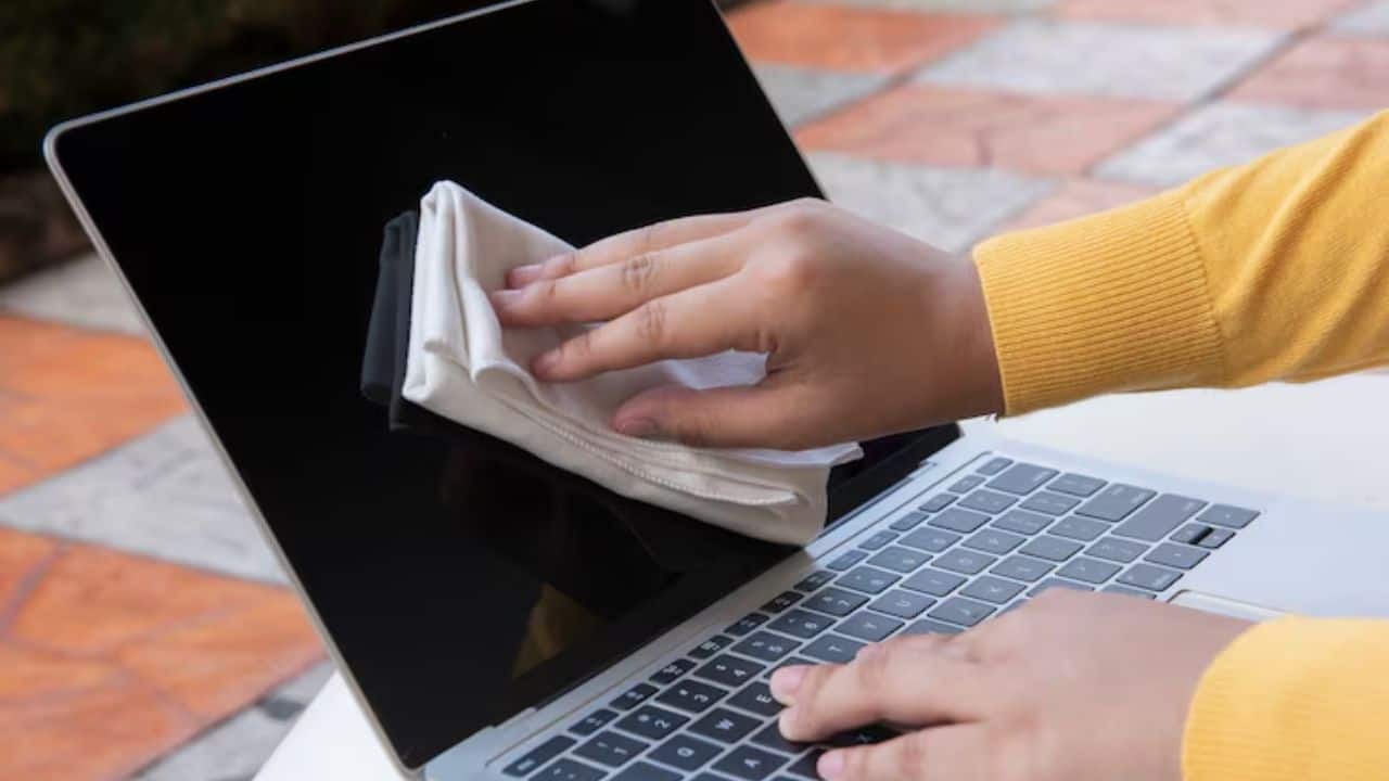 Hack of the day: Safest way to clean laptop screen without scratches or ...