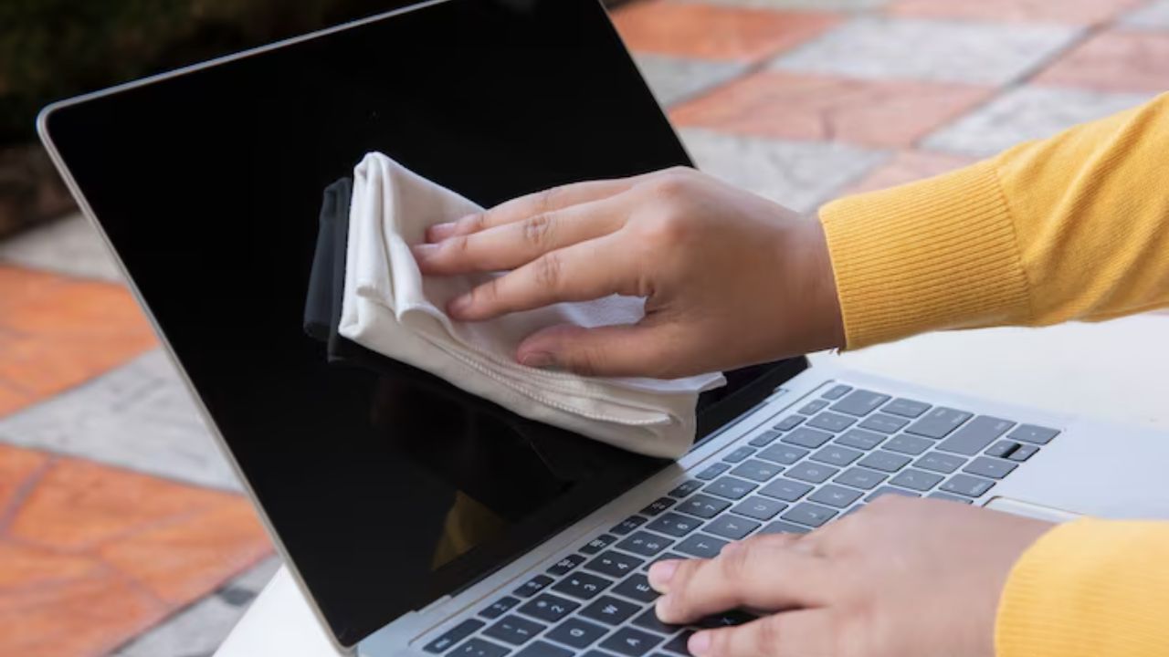 Hack of the day: Safest way to clean laptop screen without scratches or ...