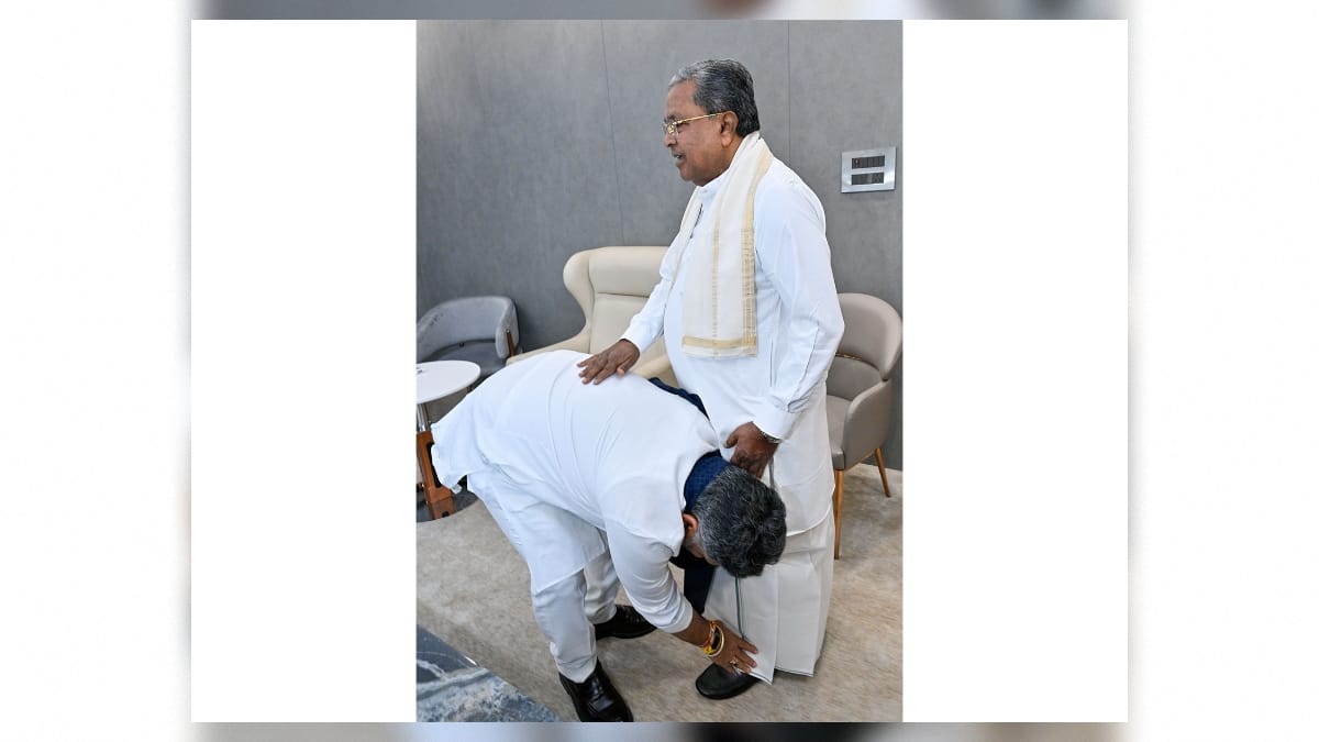 Siddaramaiah to resign today Karnataka CM hugs with DK Shivakumar ...