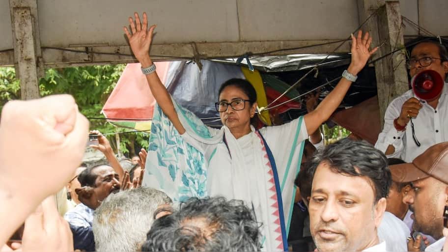 'Cops threatening our leaders': Mamata Banerjee leads massive protest ...