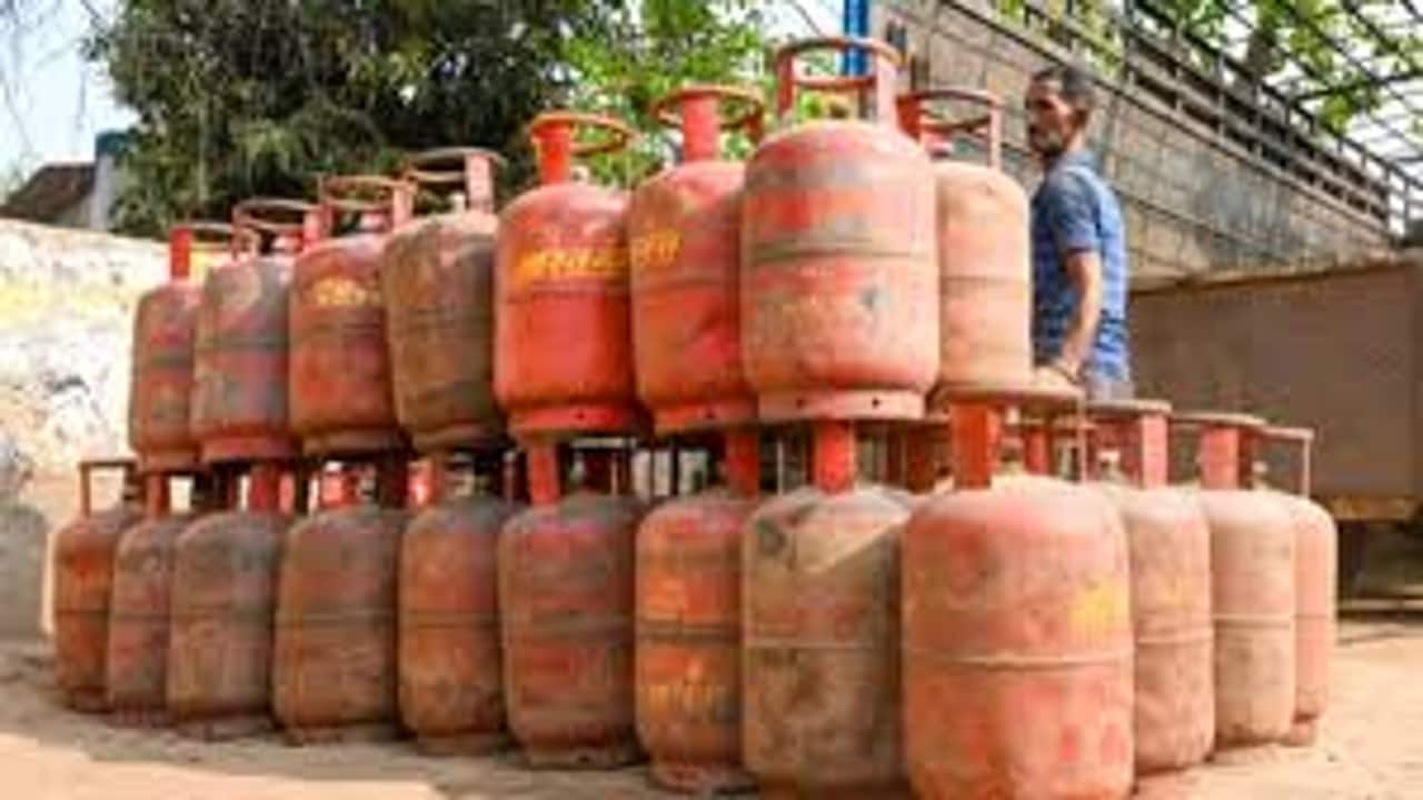 Govt cuts subsidised LPG cylinders under Ujjwala scheme from 9 to 4 a ...