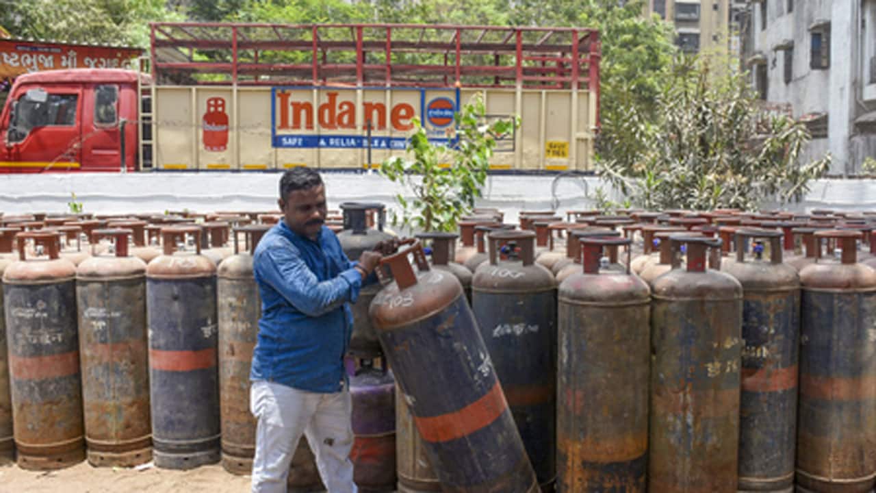 Subsidised LPG refills under Ujjwala scheme reduced to 4: Check ...