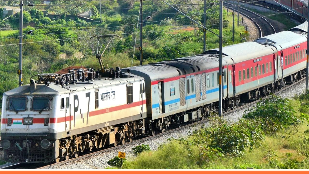 I asked Gemini to compare Rajdhani Express vs Vande Bharat scenic ...